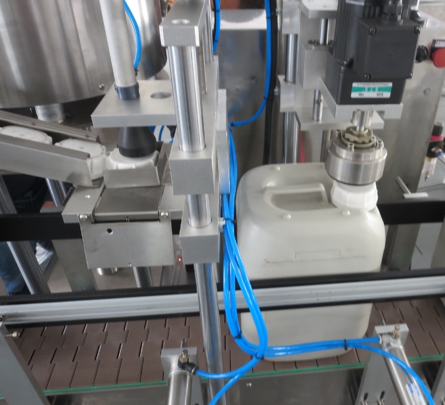 CM100 Pneumatic Lug Screw Capper Automatic Round Beverage Bottle Capping Machine