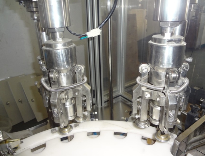 Pneumatic ROPP Screw Automatic Capping Machine For Wine Glass Bottle